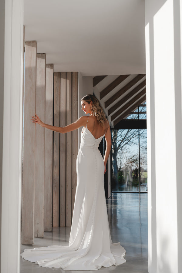 Otto | A Classic and Elegant Bridal Gown with Sophistication